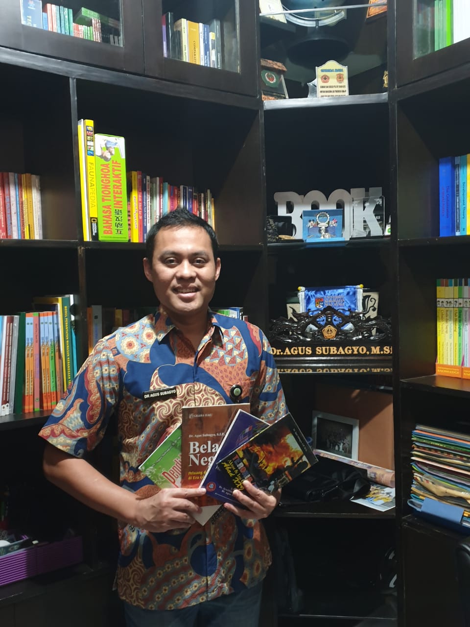 Dekan Fisip Sekaligus Penulis Buku Bestseller – LPPM UNJANI